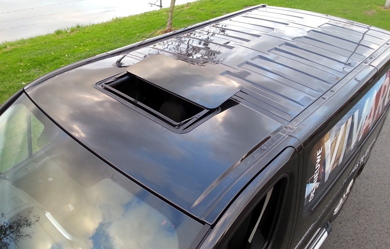 Een afbeelding van een open dak in een Opel Vivaro